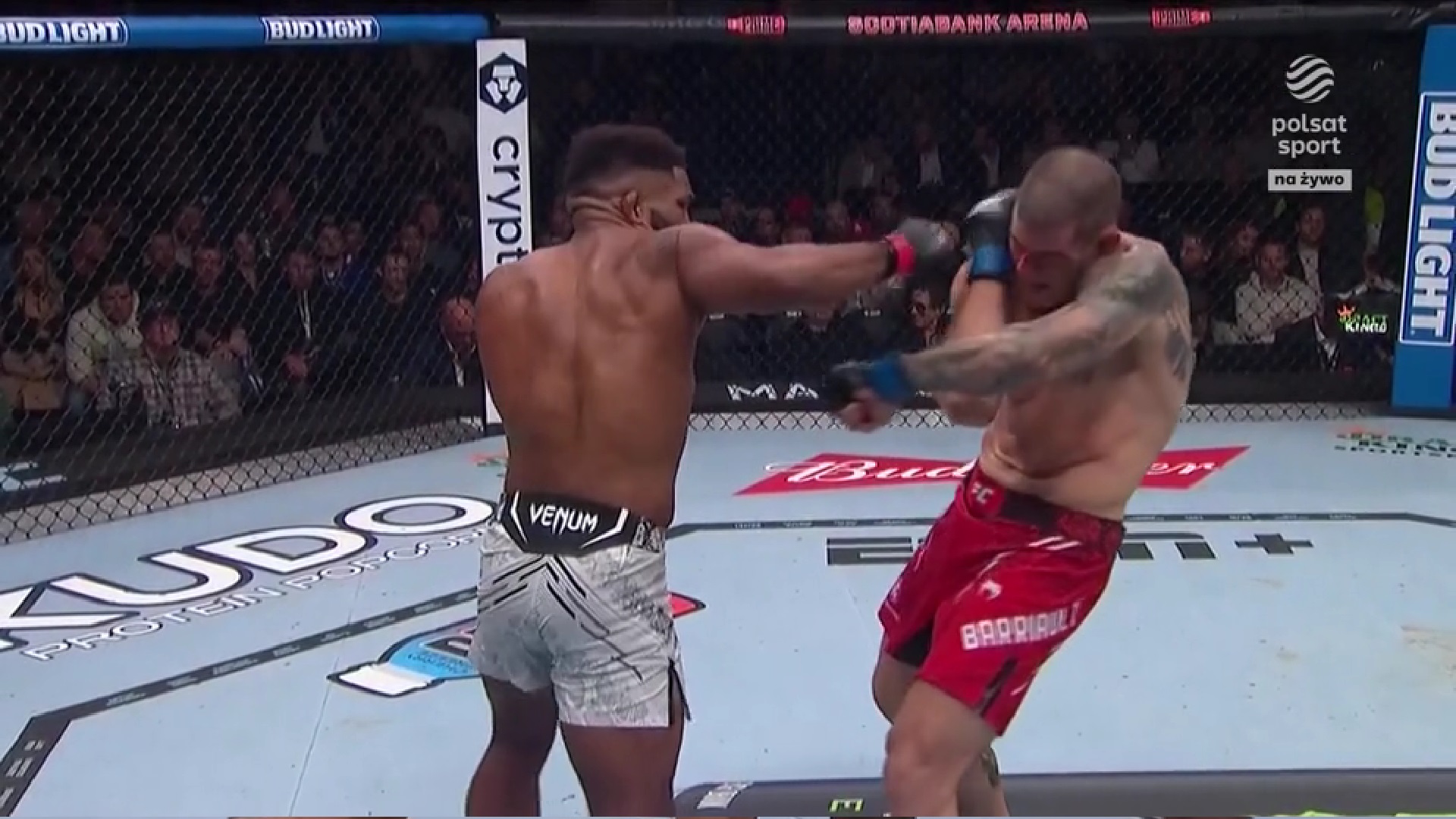 UFC 297: Chrisa Curtis wygrał niejednogłośną decyzją na terenie rywala ...